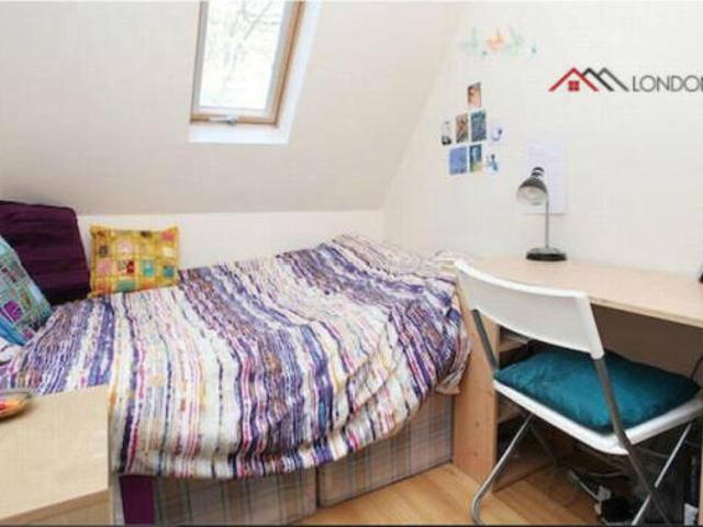 3 bedroom terraced house for rent in Greyhound Road, Hammersmith, London, W6