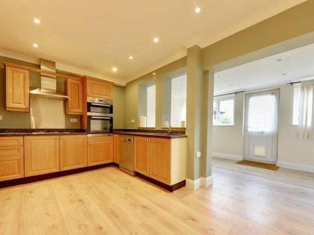 3 bedroom terraced house for rent in Grosvenor Drive Loughton IG10