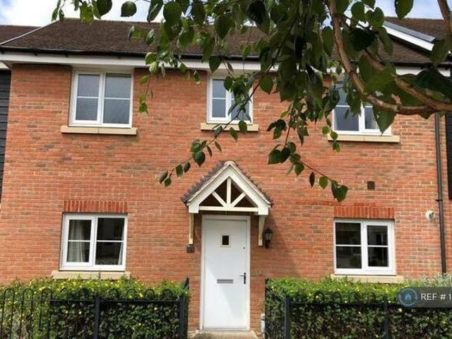 3 bedroom terraced house for rent in Guillemot Street Bracknell RG12