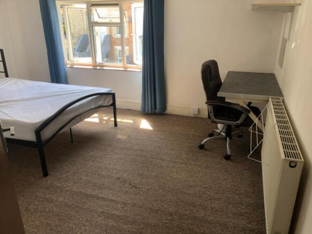 3 bedroom terraced house for rent in Donnington Gardens, Reading, RG1