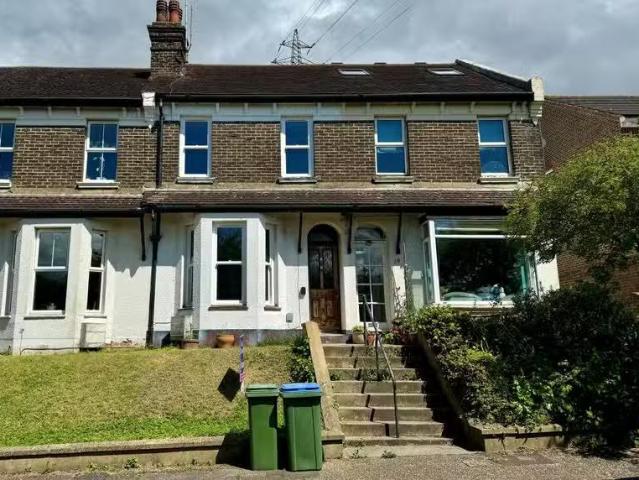 3 bedroom terraced house for rent in Dacre Gardens, Upper Beed.