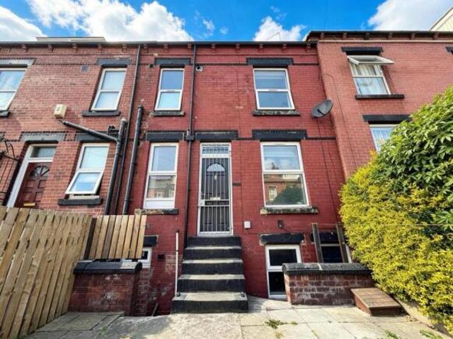 3 bedroom terraced house for rent in Darfield Avenue, LS8