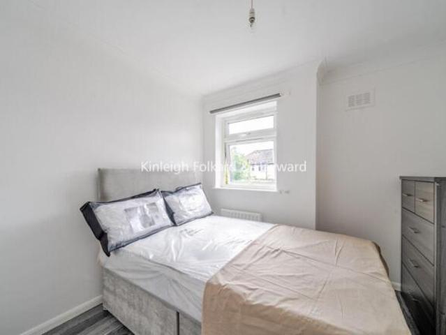3 bedroom terraced house for rent in Defoe Place, London, SW17
