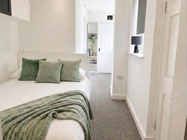 3 bedroom terraced house for rent in Derby Avenue, Salford, M6