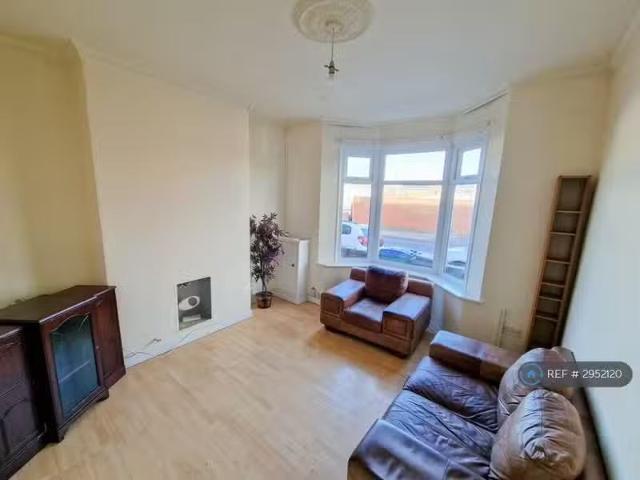 3 bedroom terraced house for rent in Dudley Road West, Tividal.