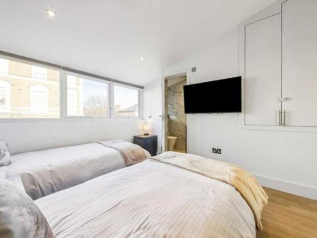 3 bedroom terraced house for rent in Duke Road, Chisiwck, W4