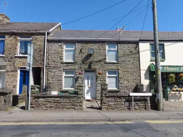 3 bedroom terraced house for rent in Dyffryn Terrace, Church V.