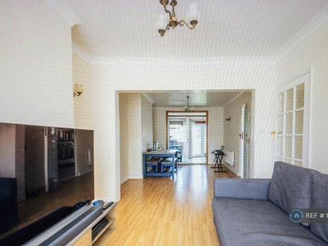 3 Bedroom Terraced House For Rent In East Barnet