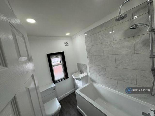 3 bedroom terraced house for rent in East Park Grove, Leeds, LS9