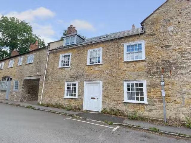 3 bedroom terraced house for rent in East Street, Beaminster.