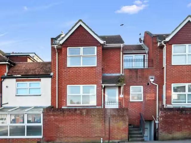 3 bedroom terraced house for rent in Eastern Road, Brighton, BN2