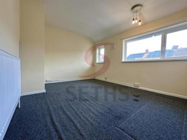 3 bedroom terraced house for rent in Eddystone Road, Thurnby Lodge, Leicester, LE5
