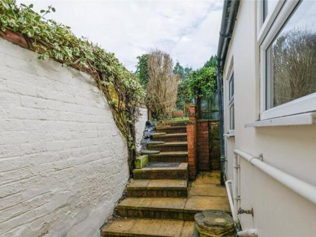 3 bedroom terraced house for rent in Elgar Road, Reading, Berkshire, RG2