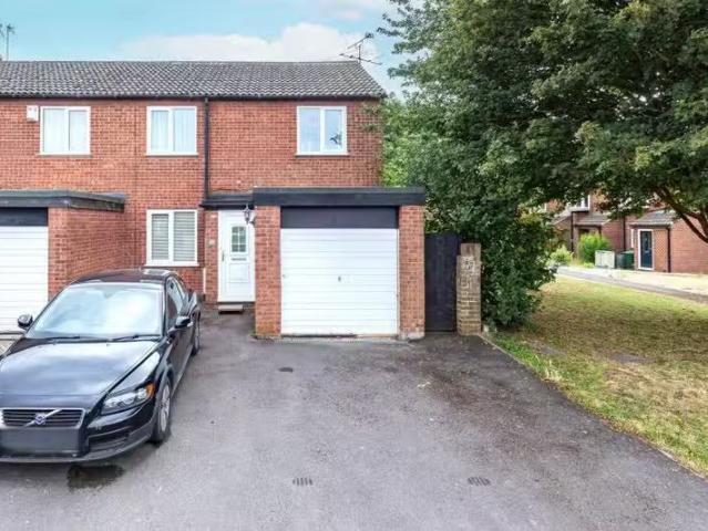 3 bedroom terraced house for rent in Elizabeth Crescent Stok.