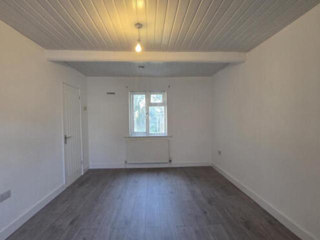 3 bedroom terraced house for rent in Elliman Avenue, Slough, SL2