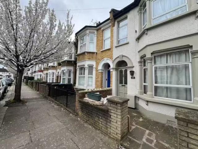 3 bedroom terraced house for rent in Fotheringham Road, EN1