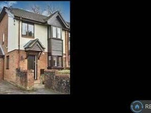 3 bedroom terraced house for rent in Fairholme Gardens Farnham GU9