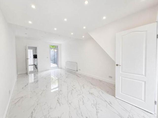 3 bedroom terraced house for rent in Ferndale Road, Luton, LU1
