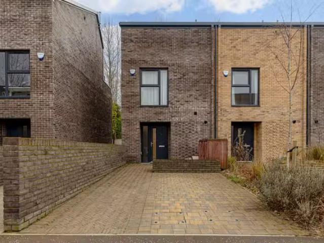 3 bedroom terraced house for rent in Festival Court, Prince's.