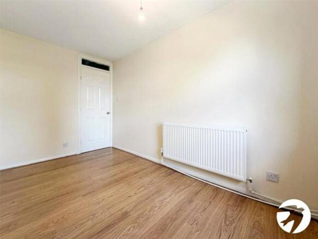 3 bedroom terraced house for rent in Fieldfare Road, London, SE28