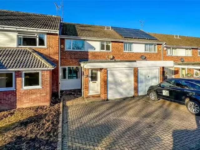 3 bedroom terraced house for rent in Knowle Drive, Harpenden.