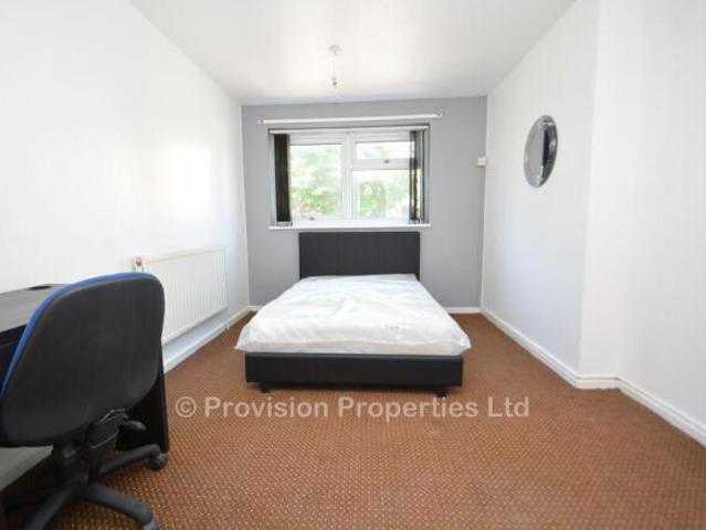 3 bedroom terraced house for rent in Kendal Lane, Hyde Park, Leeds, LS3