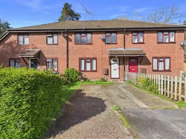 3 bedroom terraced house for rent in Kingfisher Close, Bordon.