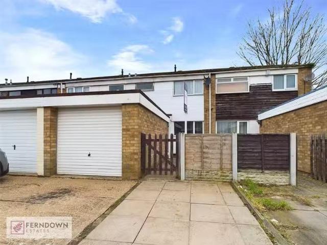 3 bedroom terraced house for rent in Kingfisher Drive, Smithsw.