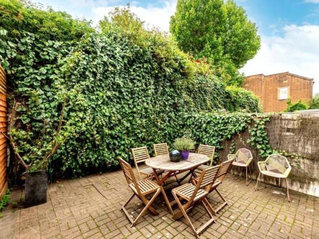 3 bedroom terraced house for rent in Holberton Gardens, London, NW10