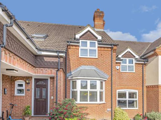 3 bedroom terraced house for rent in Hale Place Farnham GU9