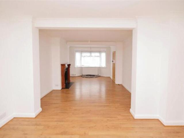 3 bedroom terraced house for rent in Hall Farm Drive, Whitton, Twickenham, TW2