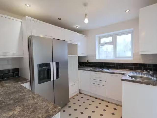 3 bedroom terraced house for rent in Hampton Road, Ilford, Red.