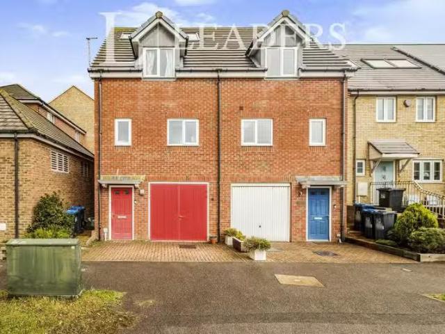 3 bedroom terraced house for rent in Harbour Way, BN43