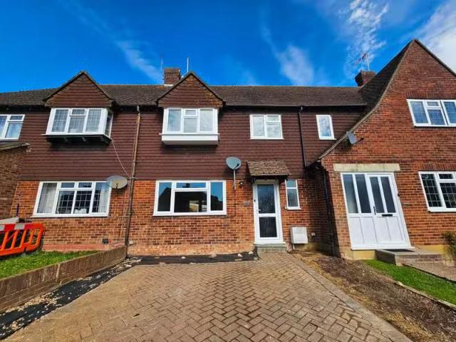 3 bedroom terraced house for rent in Harebeating Drive, Hailsh.