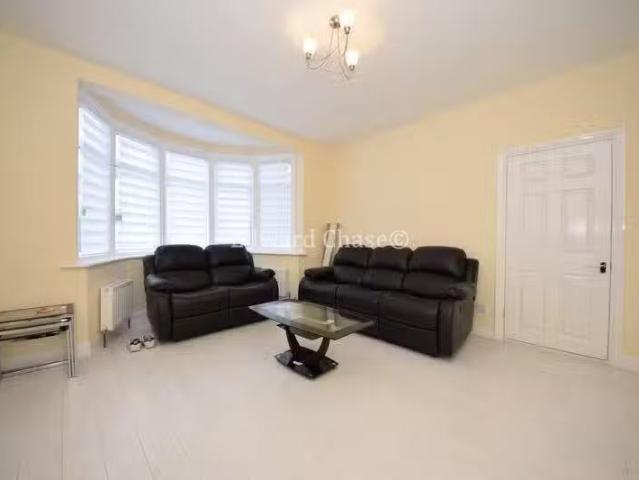 3 bedroom terraced house for rent in Hastings Avenue, Gants Hi.