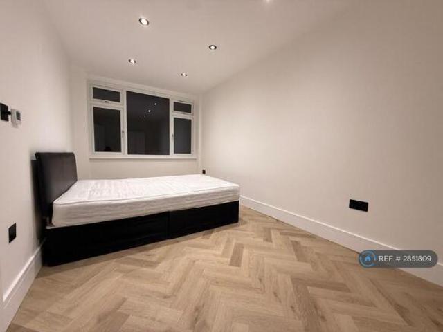 3 bedroom terraced house for rent in Hevelius Close, London, SE10