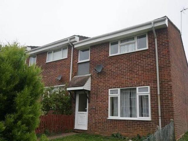 3 bedroom terraced house for rent in Headley Down GU35