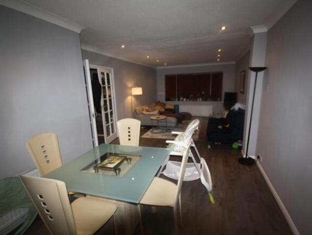 3 bedroom terraced house for rent in Hempson Avenue, Slough, SL3