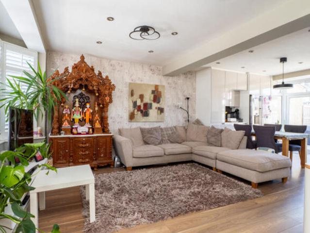 3 bedroom terraced house for rent in Henley Avenue, Cheam, Sutton, SM3