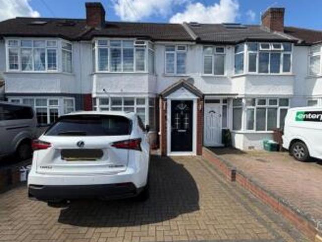 3 bedroom terraced house for rent in Henley Avenue, Sutton, SM3
