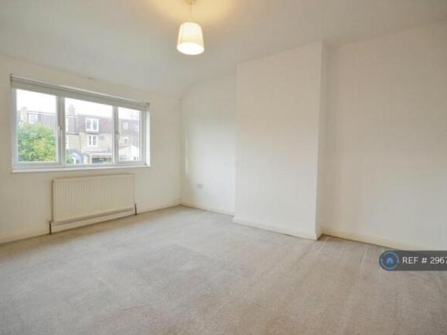3 bedroom terraced house for rent in Hepworth Road, London, SW16