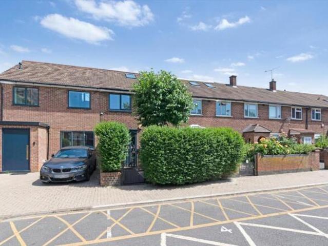 3 bedroom terraced house for rent in Hickin Street, London E14