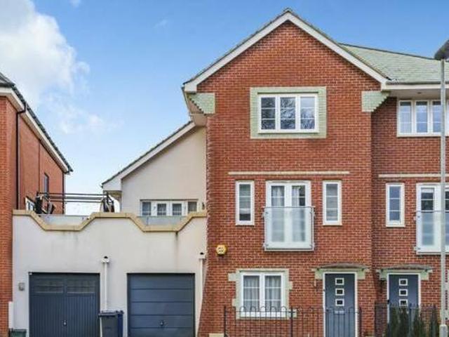 3 bedroom terraced house for rent in High Wycombe Buckinghamshire HP11