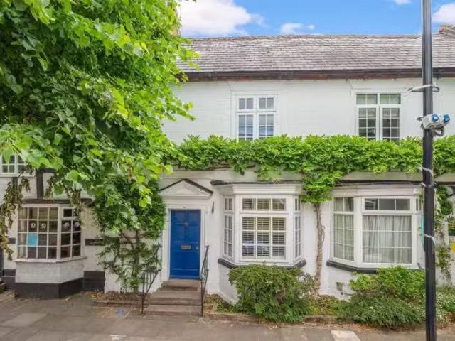 3 bedroom terraced house for rent in High Street, Henley In Ar.