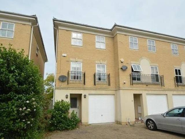 3 bedroom terraced house for rent in Hurworth Avenue Langley SL3