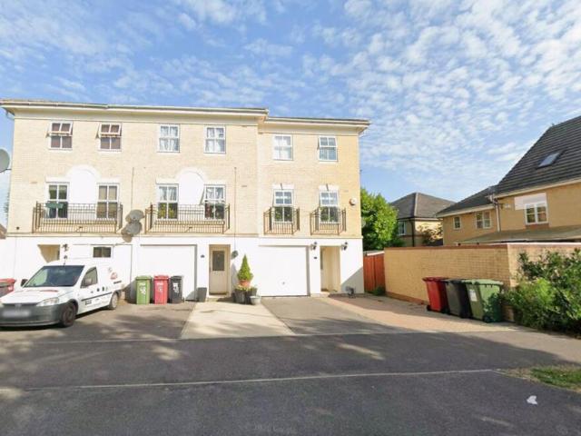 3 bedroom terraced house for rent in Hurworth Avenue, Slough, Berkshire, SL3 7FF, SL3