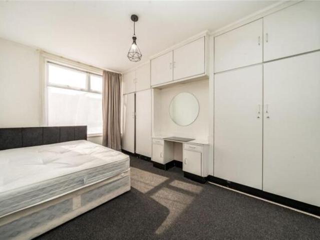 3 bedroom terraced house for rent in Ipswich Road, London, SW17