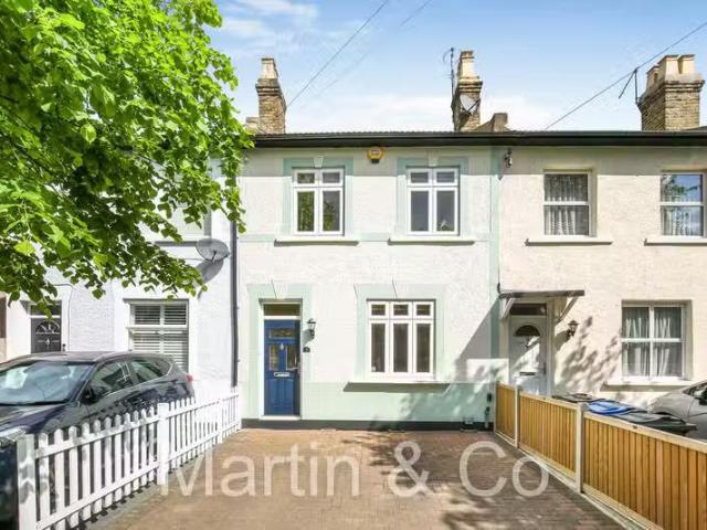 3 bedroom terraced house for rent in Junction Road, South Cro.
