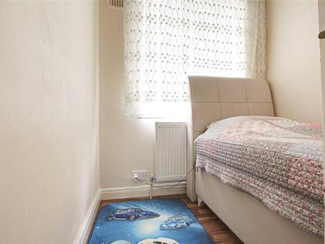 3 bedroom terraced house for rent in Oaklands Avenue, London, N9