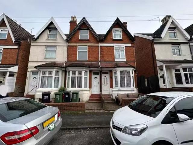 3 bedroom terraced house for rent in Oakly Road, Redditch, B97.
